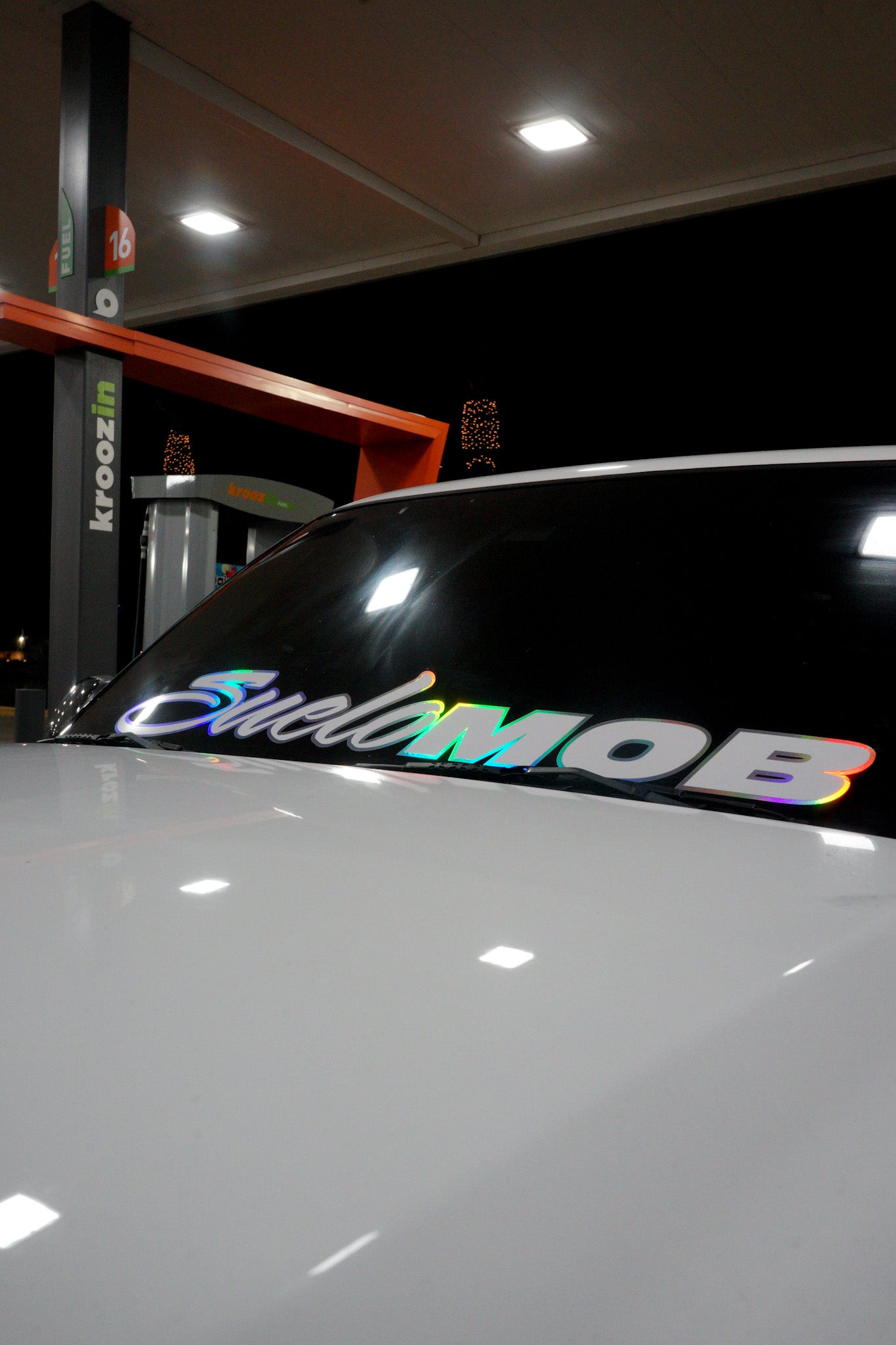 SueloMob Windshield Decal (Custom Color w/ Holographic Outline) – SueloMOB